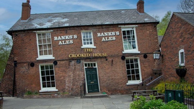 Rebuilding Crooked House: A Historic British Pub Rises from Ashes - Archyde