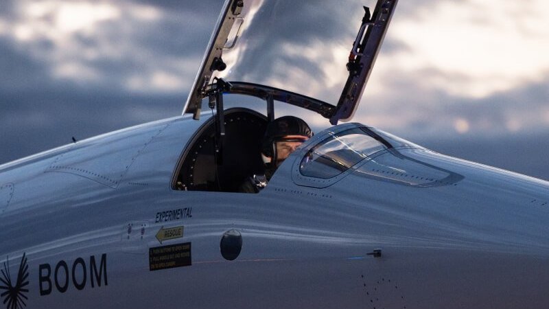 超音速旅客機のプロトタイプ「XB-1」が初飛行に成功！JALも投資している、商用音速機「OVERTURE」実現へ前進｜Pen Online