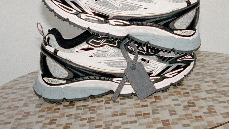 Off-White™新作スニーカー「BRB」が発売開始。90年代ランニングシューズを現代風にアレンジ｜Pen Online