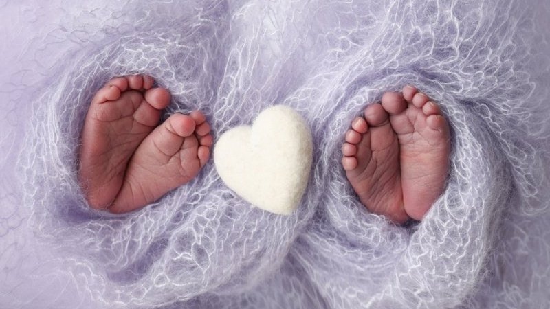 身体を共有して生まれた結合双生児姉妹、分離手術を受ける「これまでで最も複雑な手術」｜Pen Online