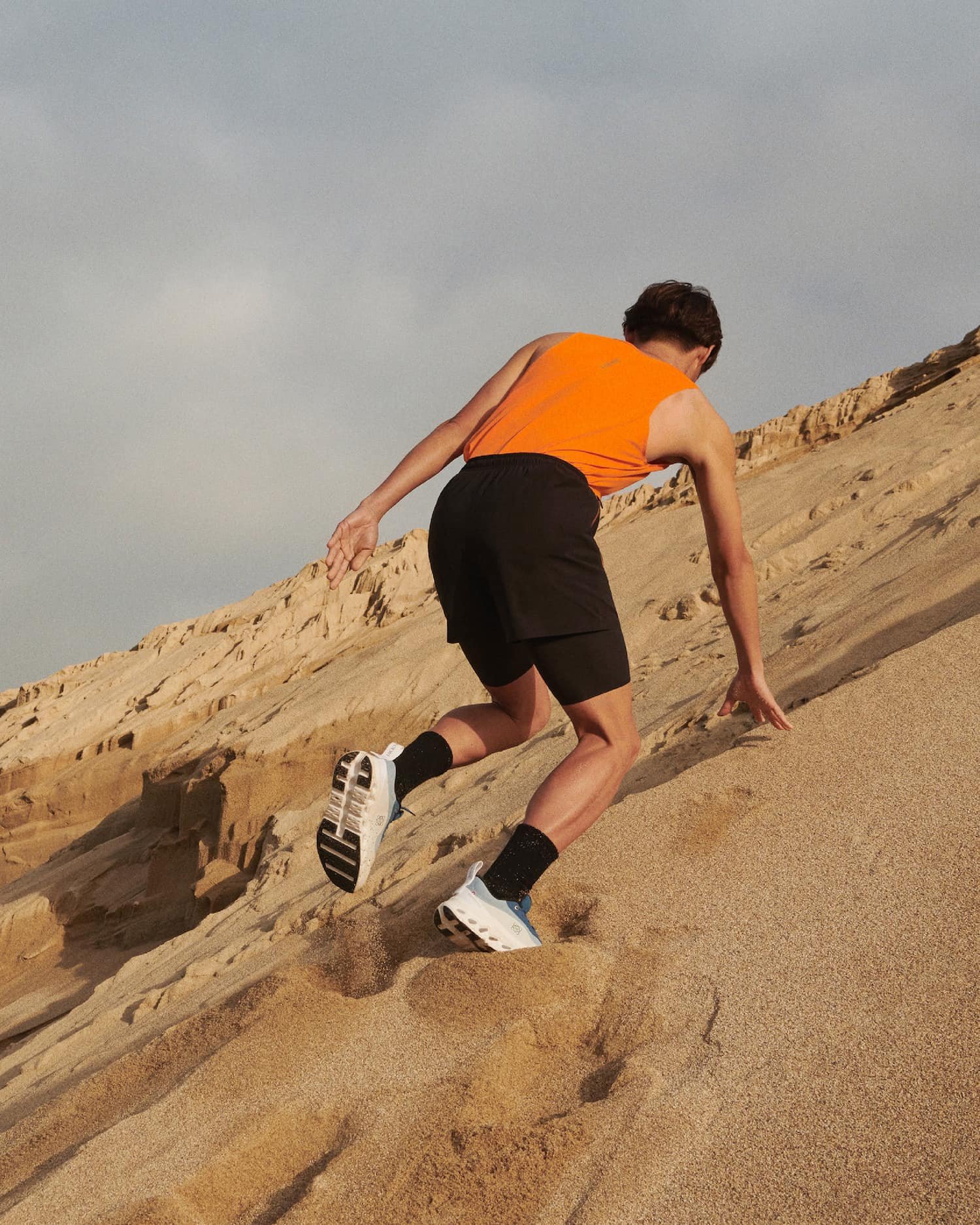 ロエベ×オンのコラボ第5弾！ ウエアからスニーカーまで新コレクションを発売｜Pen Online