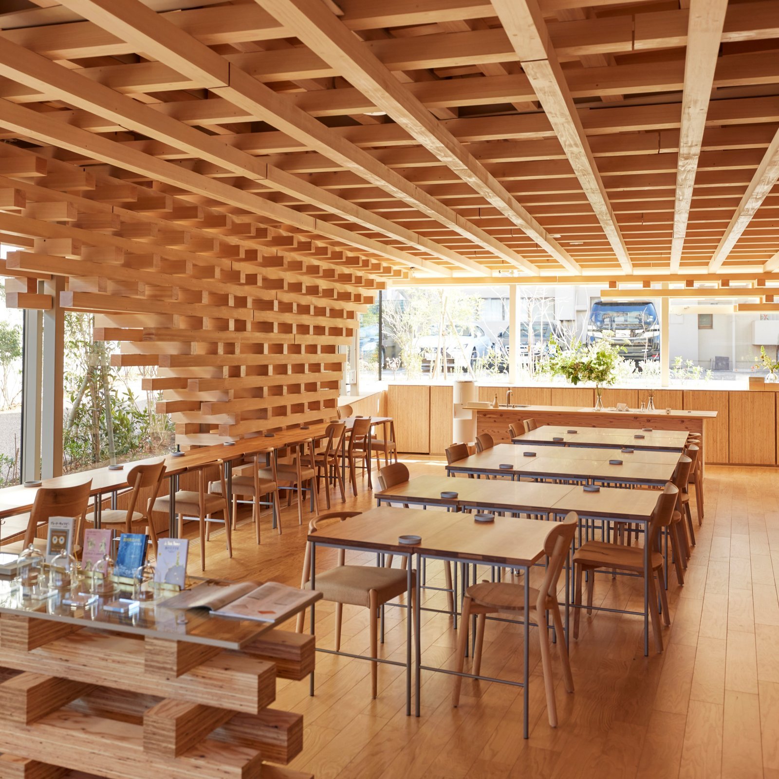 隈研吾による建築美も圧巻！ 香り豊かなアロマを体験できる新施設「AEAJグリーンテラス」｜Pen Online